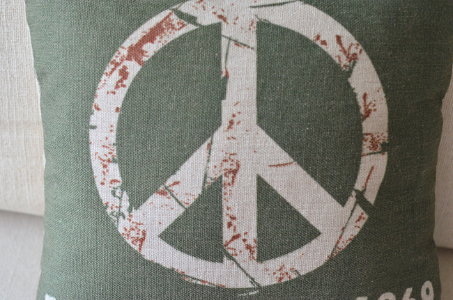 Vintage Peace Logo Linen Pillow on Luulla